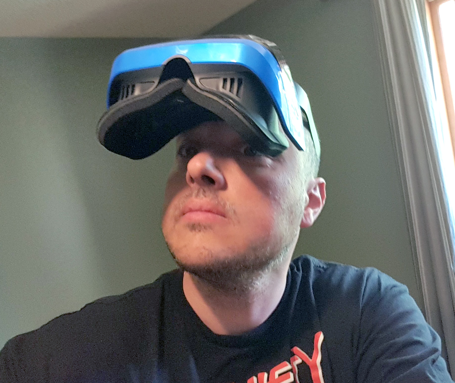 Unboxing and first look at the new Microsoft “Mixed Reality” VR headset ...